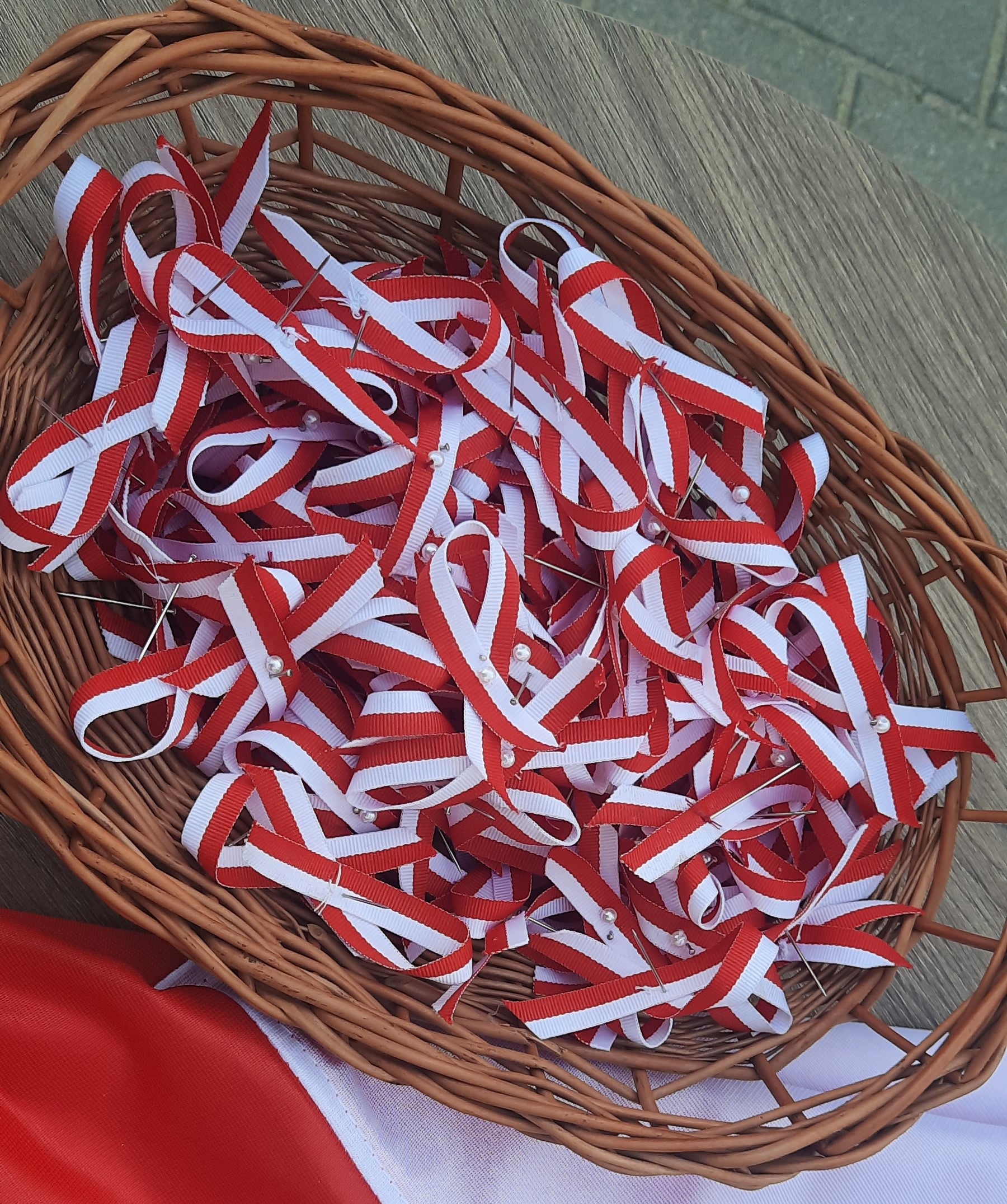W Miłakowie stanął maszt z flagą Polski. "Możemy z dumą gromadzić się ...