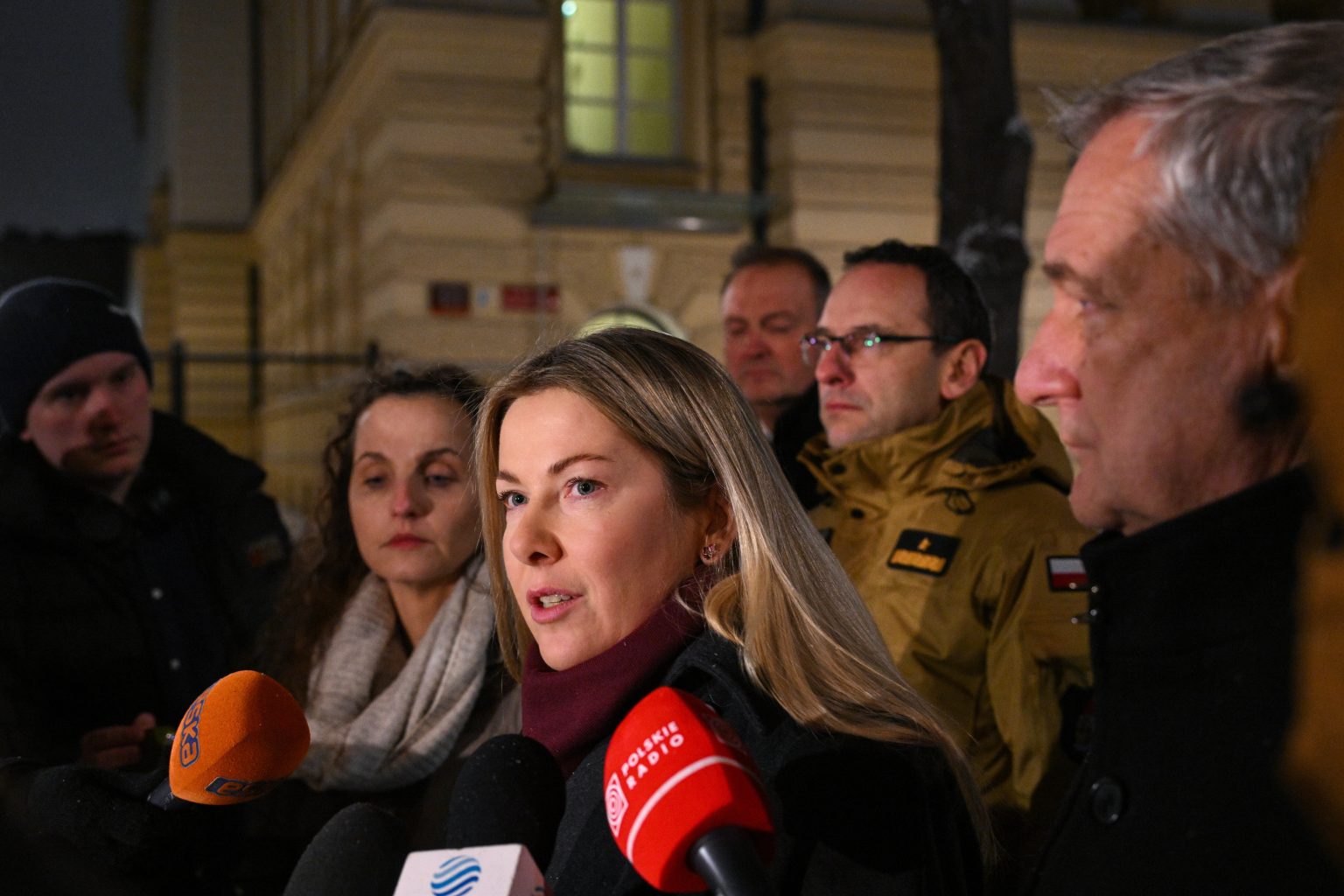 Atak zimy sparaliżował drogi i lotniska. Narada wojewodów z szefami ...